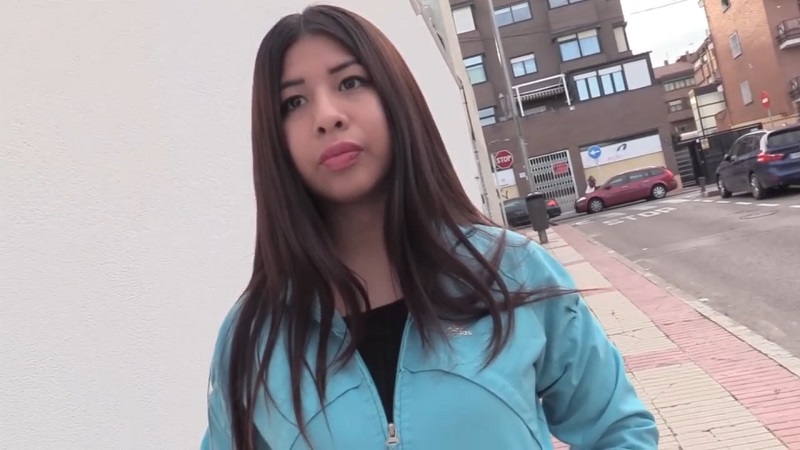 Nicole | Pilladas en la calle Online